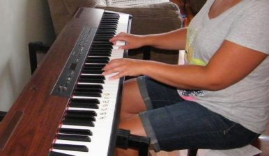 How To Play Keyboard For Beginners - 11 Tips To Learn Keyboard - Music ...