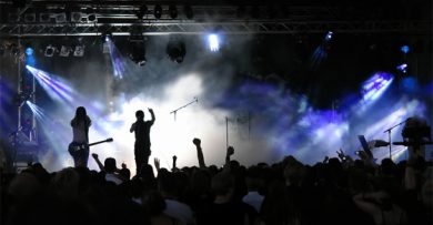 4 Tips On How To Have And Improve Stage Presence - Music Industry How To