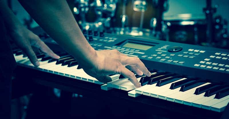 How To Play Keyboard For Beginners 11 Tips To Learn Keyboard Music Industry How To 2022 