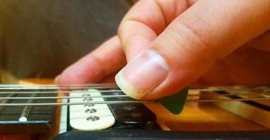 How To Hold A Guitar Pick Correctly (For Strumming, Speed & The Like ...