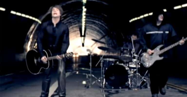 19 Easy Pop Songs To Sing For Beginners - Music Industry How To