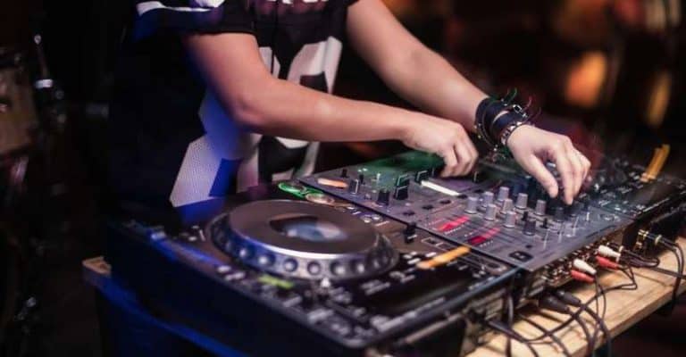 What is House Music? 9 Top Examples & History - Music Industry How To