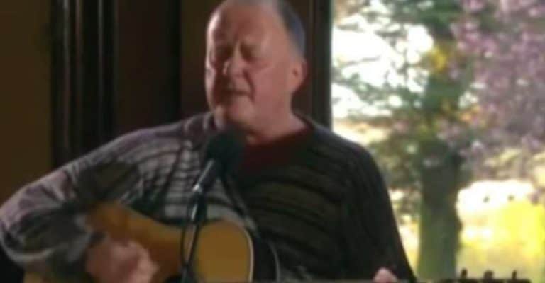 14 Famous Irish Singers, Some The Best Of All Time - Music Industry How To