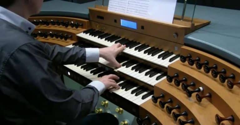 What Is CCM Music? With 9 Contemporary Christian Music Examples ...