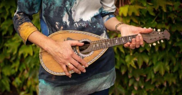 What Is A Lute? - Music Industry How To