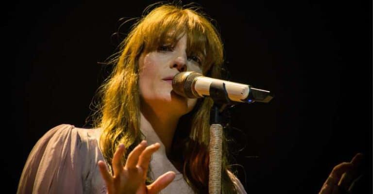 19 Best Female Singers With Low Voices - Music Industry How To