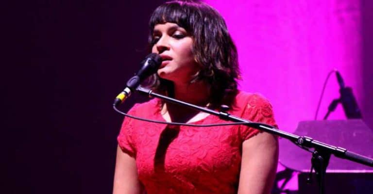 19 Best Female Singers With Low Voices - Music Industry How To