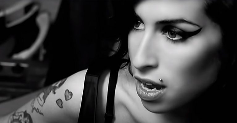 19 Best Female Singers With Low Voices - Music Industry How To