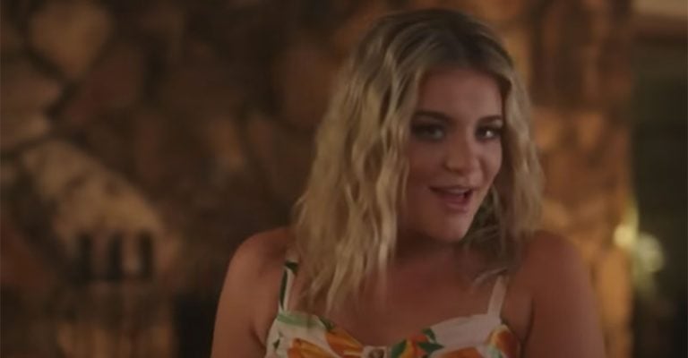 19 Best Young Female Country Singers - Music Industry How To